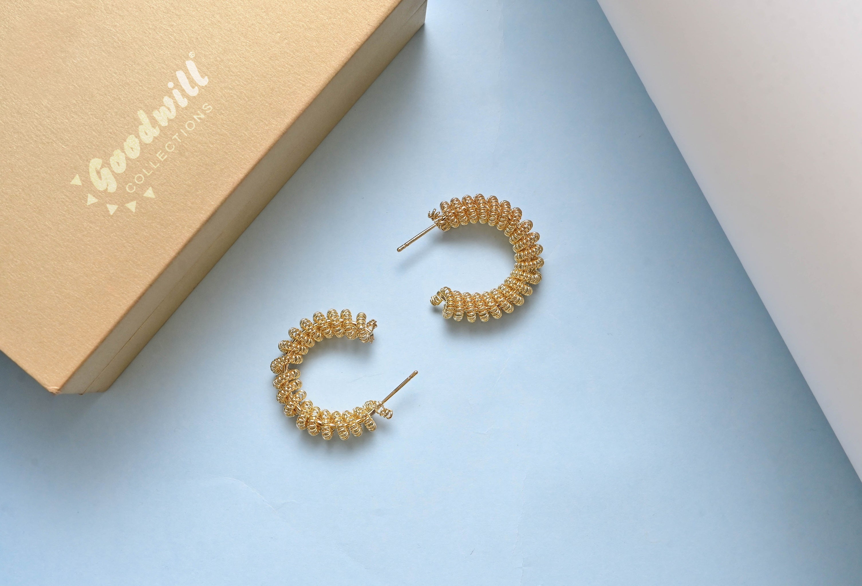 GOLDEN SPRING HOOP EARRINGS